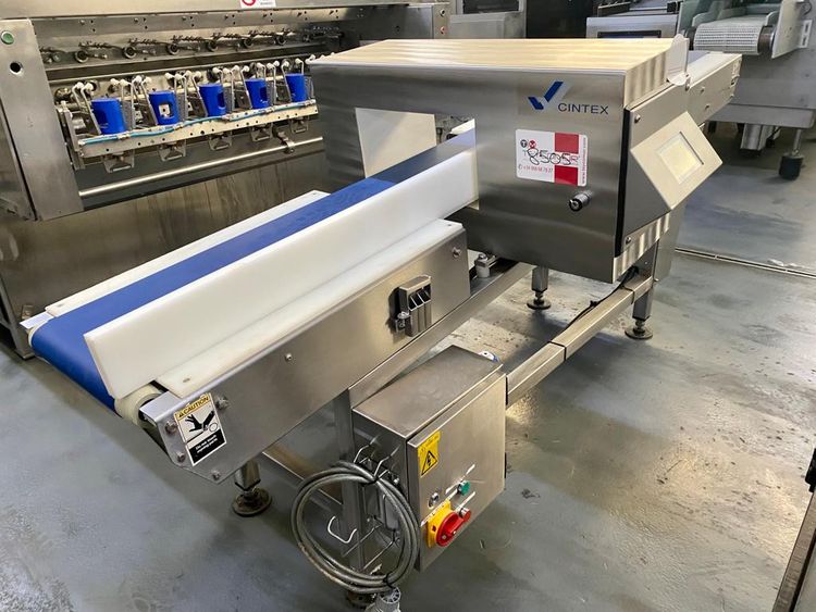 Cintex Metal detector with conveyor