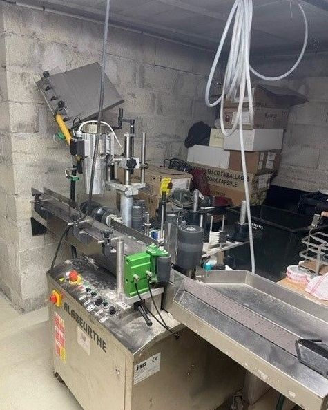 Enos labeling machine