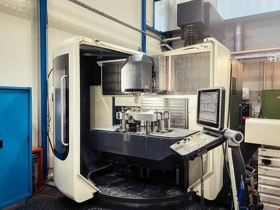 High precision milling machines with a large capacity