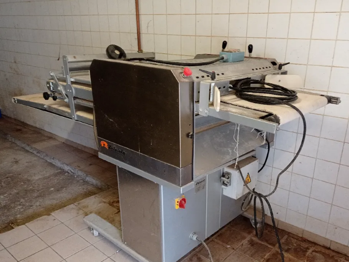 Horizontal moulder