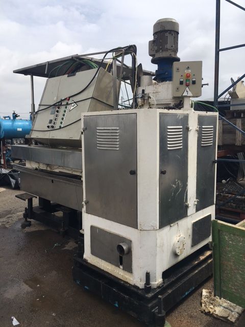 Comaco AGM 8 CAN SEAMER WITH MOTORIZED PLATE AND 36- VALVE VACUUM ...