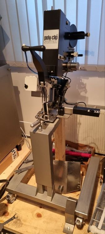 Poly-Clip PDC700 semi-automatic clipper