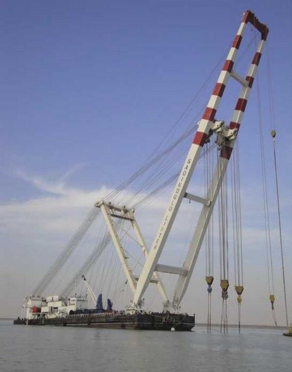 2,000 Tonne Floating Shear Leg Crane with Matching Tug