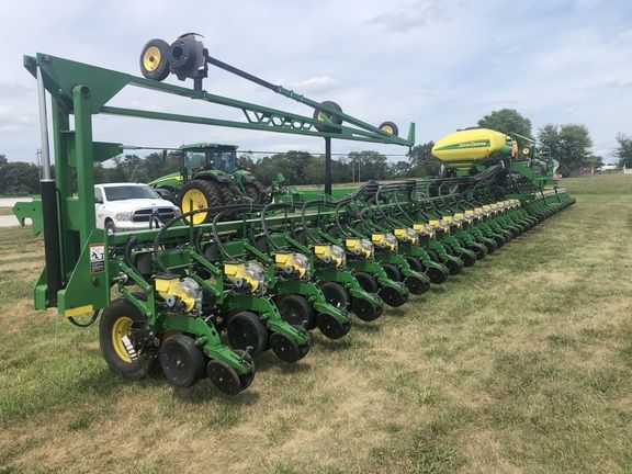 John Deere DB90 Planters: Drawn