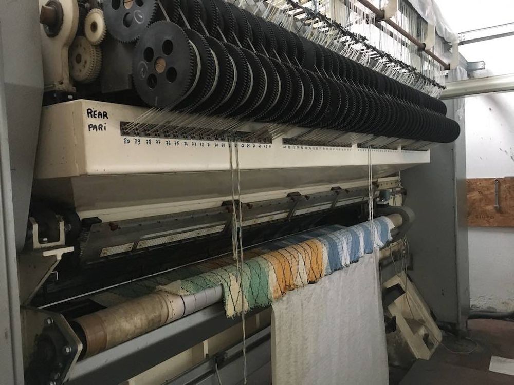 Cobble tufting machine