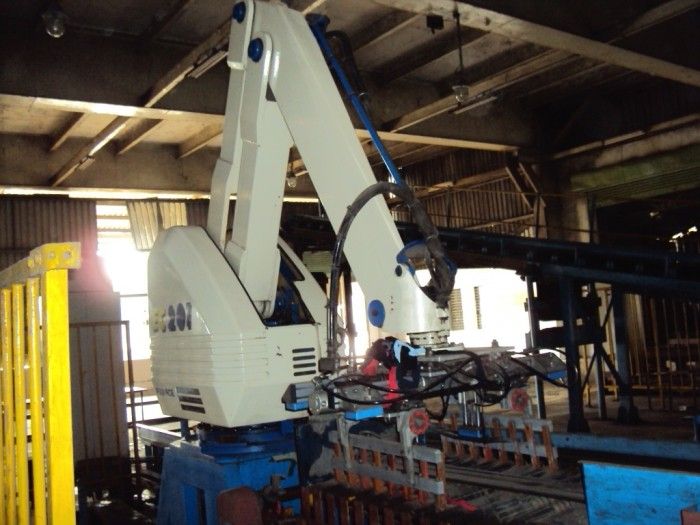 6 Fuji EC-201 PALLETIZING ROBOTS / DE-PALLETIZING ROBOTS