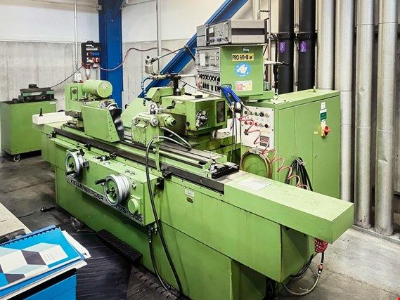 High precision milling machines with a large capacity