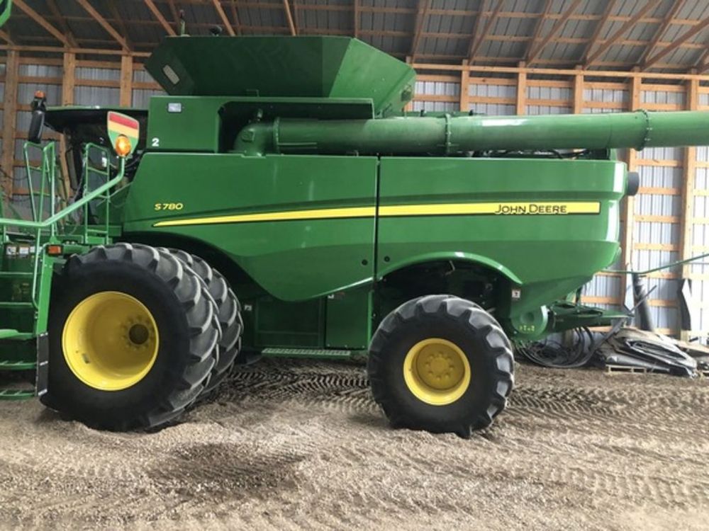 John Deere S780 Combine