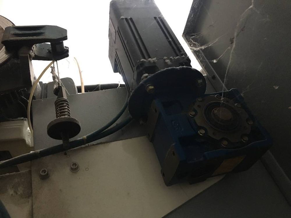 Cobble tufting machine