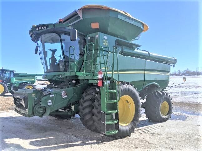 John Deere S690 Combine