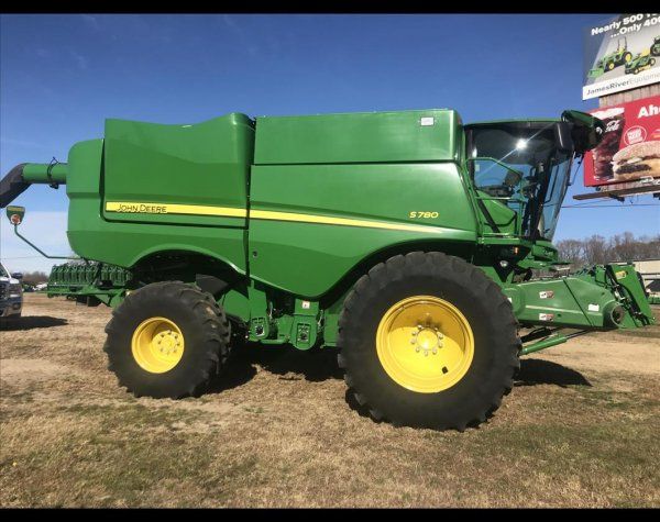 John Deere S780 Combine
