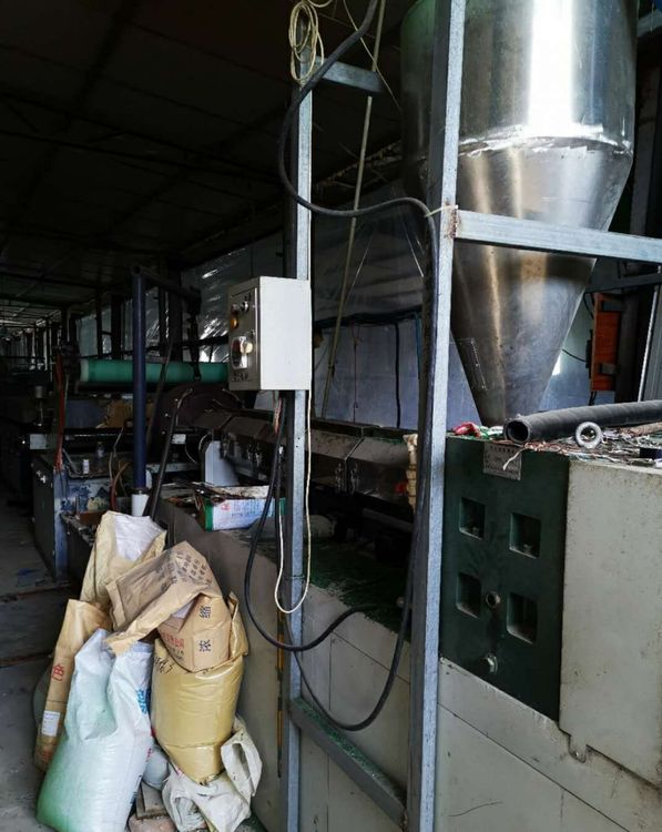 Complete artificial grass yarn extrusion and knitting line