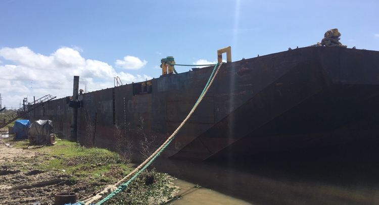 Size: 330’ x 100’ x 20’ Type: Flat Top Ballastable Deck Barge