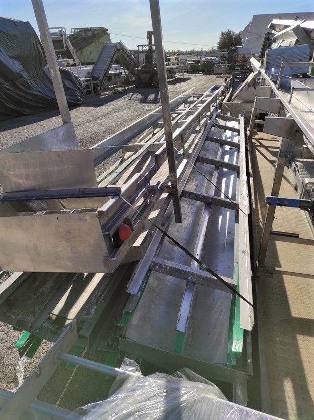 Conveyor belt with drip tray