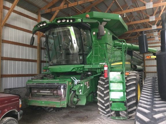 John Deere S680 Combine