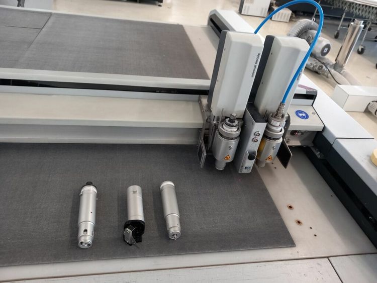 Zund S3 L-1600 automatic cutter