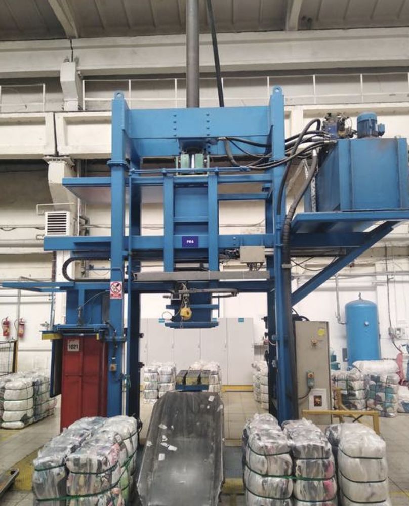 Valvan vertical bale press