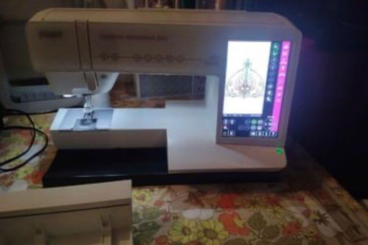 Pfaff embroidery and sewing machine