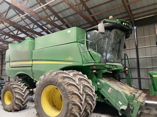 John Deere S780 Combine