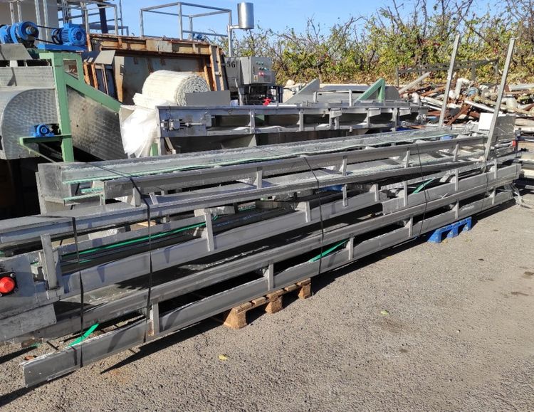 Conveyor belt with drip tray