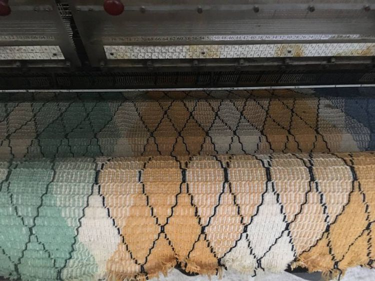 Cobble tufting machine