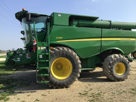 John Deere S780 Combine