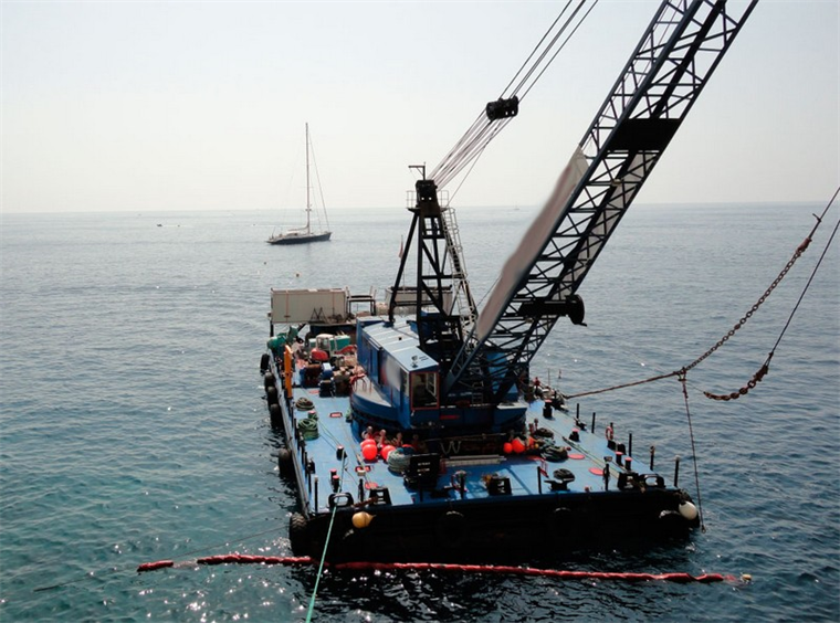 300-tonne Floating Revolving Crane