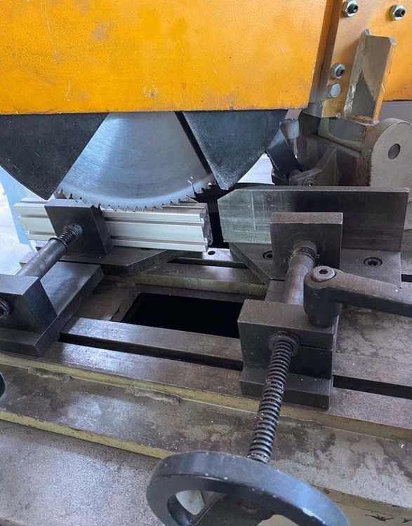 Pendulum saw