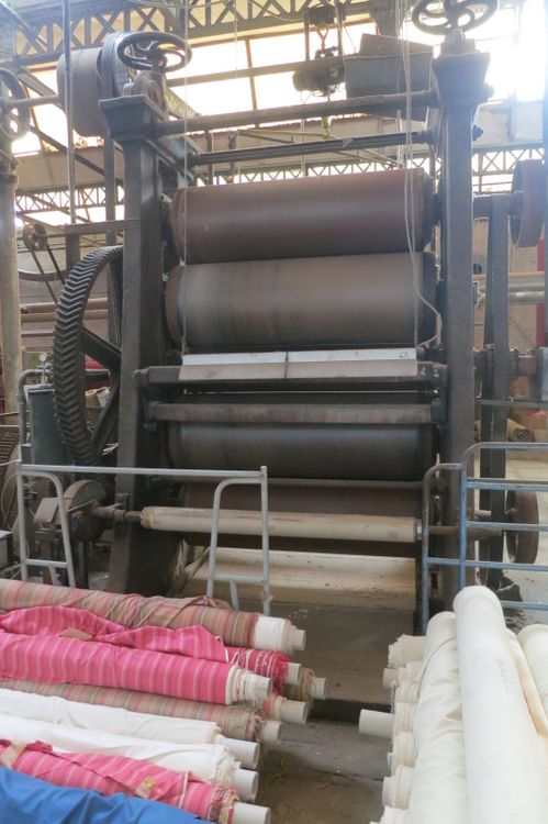 Machine for moiring fabric