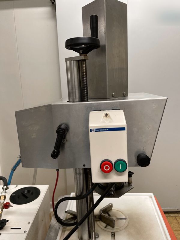 Coudert Semi-automatic capping machine