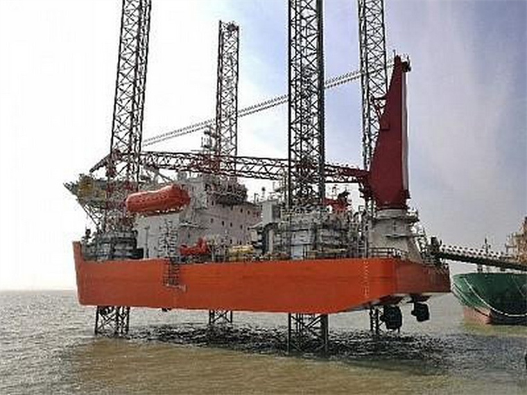 1,300-Tonne, 150-man Lift Barge with DP2