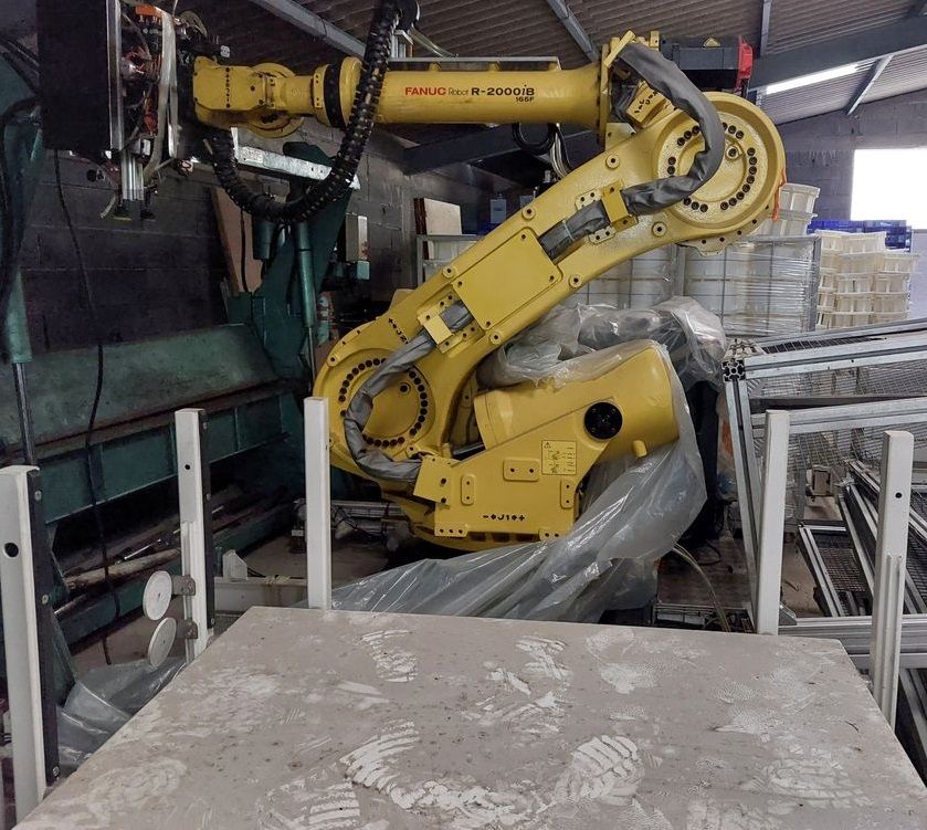 2 Fanuc R 2000 palletizing robots 6 Axis
