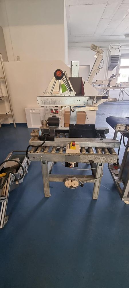 Soco Systems Carton closing machine