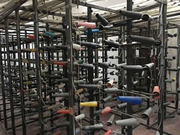 Cobble tufting machine