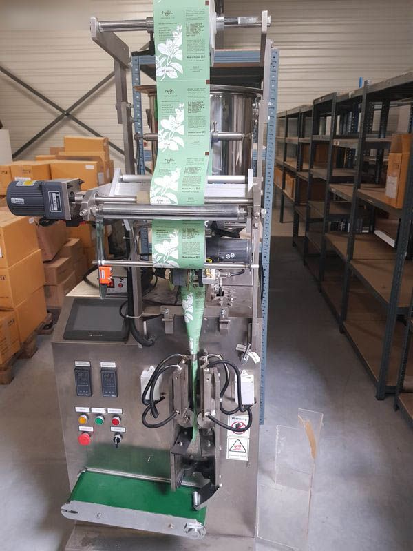 Automatic filling and dosing machine with sachets