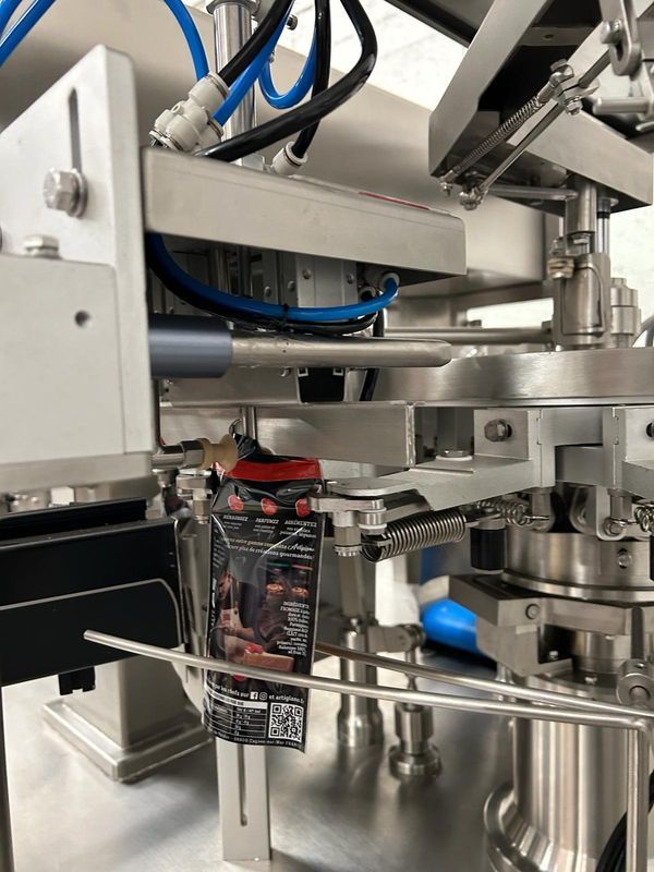Rotary bagging machine for doypack bags