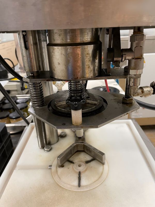 Coudert Semi-automatic capping machine