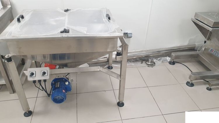 Semi-automatic powder dispenser