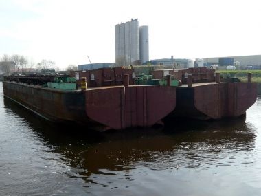 207 x 28 x 13.5 (2) SPLIT HULL DUMP BARGE