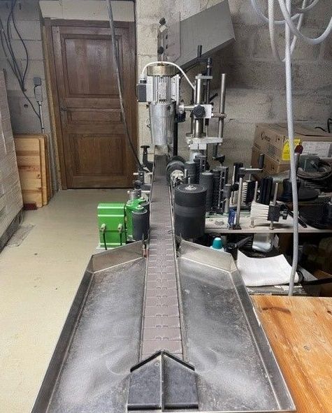 Enos labeling machine