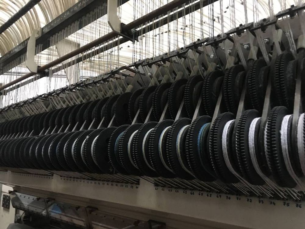 Cobble tufting machine