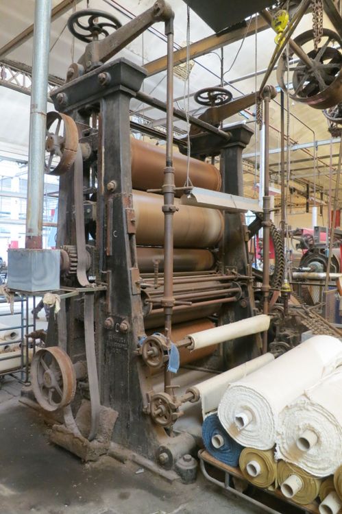 Machine for moiring fabric