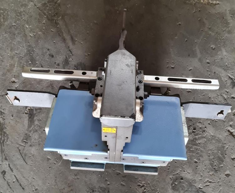 Centre tucking unit