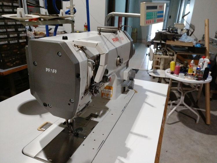 2 Pfaff 1525 sewing machinery