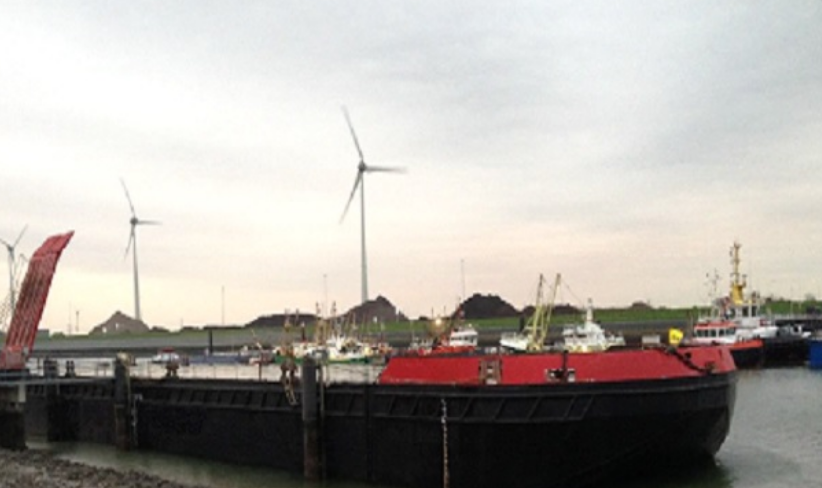 Flattop barge with “spoon” bow