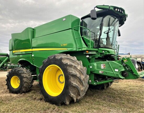 John Deere S780 Combine