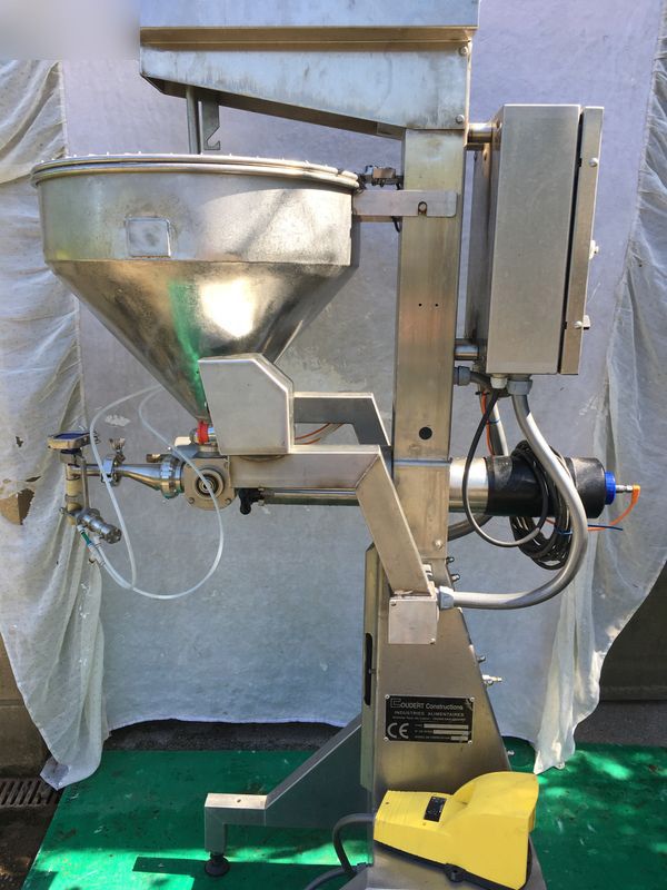 Piston dosing machine