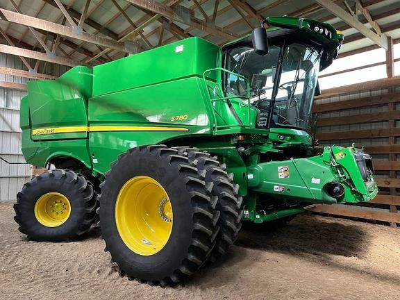 John Deere S780 Combine