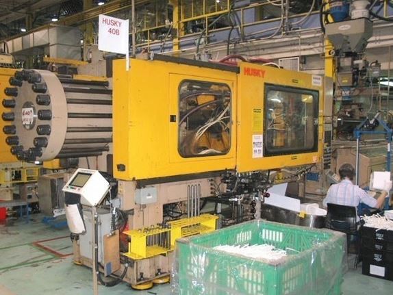 Husky Horizontal Injection Molding Press 440 T