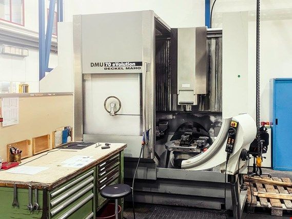 High precision milling machines with a large capacity